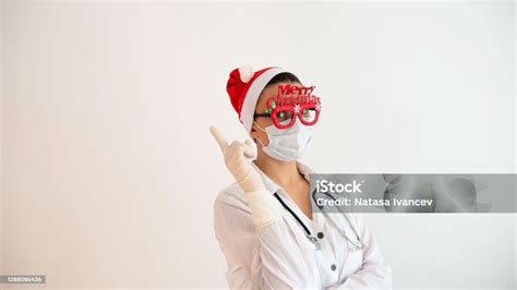 크리스마스와 새해 휴일 동안 코카서스 여성 의사는 고무 장갑에 손가락으로 텍스트 복사 공간에 포인트 12월에 대한 스톡 사진 및 기타 이미지 Istock