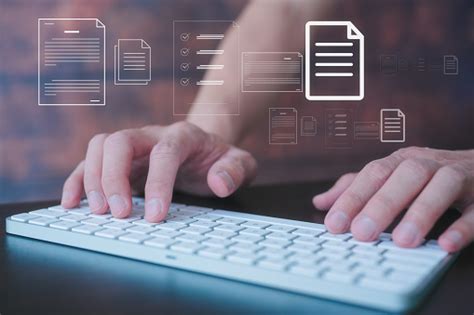 무선 컴퓨터 키보드에 타이핑하는 남자 손 문서 데이터 시스템 보고서 인사 기술 개념 현대 사무실에서 흰색 문서 보고서 파일 아이콘을 확인하는 사업가 관리자 거래 내역서에