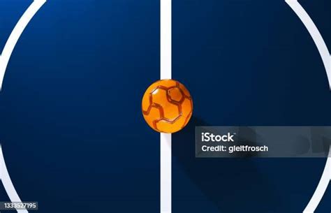 위에서 어두운 파란색 실내 축구장 보기의 중심에 오렌지 풋살 축구 공 실내 축구에 대한 스톡 사진 및 기타 이미지 실내 축구 0명 Championship Istock