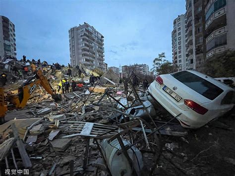 直击震后土耳其丨满目疮痍 民众废墟旁生火取暖 搜狐大视野 搜狐新闻