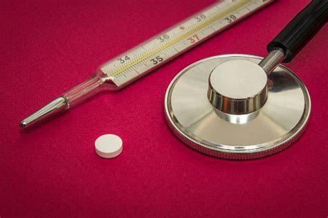 독감을 치료하는 의사 도구 및 알약 빨간색 배경에 바이러스 및 전염병에 대한 보호 수단 감기와 독감에 대한 스톡 사진 및 기타 이미지 감기와 독감 개념 개념과 주제