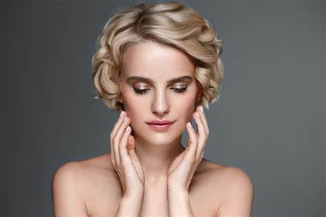 아름 다운 여자 짧은 금발 머리와 손에 매니큐어 손톱 우아한 아름다움 초상화 건강한 생활방식에 대한 스톡 사진 및 기타 이미지 건강한 생활방식 곱슬 머리 금발 머리