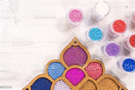 다채로운 유리 구슬 구슬 목걸이 또는 여성을위한 구슬의 문자열을 만들기 위해 모양과 색상의 다양한 0명에 대한 스톡 사진 및 기타 이미지 Istock