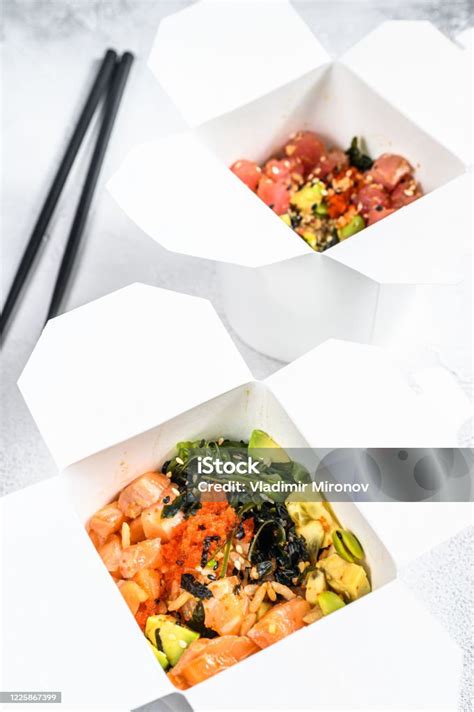 야채 연어 참치와 종이 상자에 웍 국수 길거리 음식 테이크 아웃 흰색 배경입니다 맨 위 보기 상자에 대한 스톡 사진 및 기타