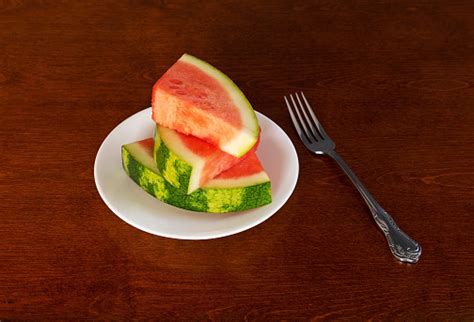 나무 테이블 상단에 측면에 포크와 흰색 접시에 수박의 조각 0명에 대한 스톡 사진 및 기타 이미지 0명 3가지 개체 갈색 Istock