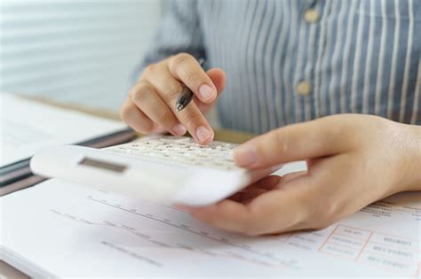 투자 차트를 분석하는 여성 사업가 회계사와 문서 위에 계산기 버튼을 누른다 회계 부기 사무원의 은행 고문 및 감사인 개념 개념에 대한 스톡 사진 및 기타 이미지 Istock