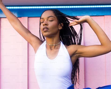 흰색 탱크탑과 파란색 치마를 입은 여자 사진 Unsplash의 젊음 이미지