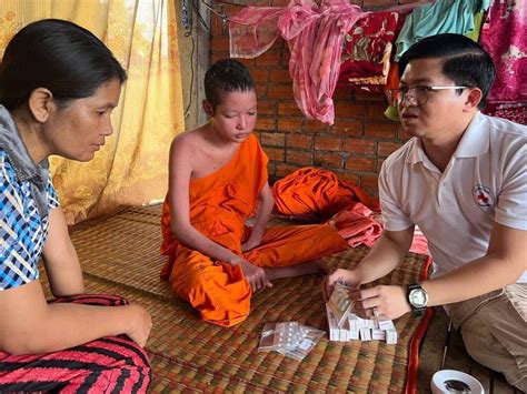 លោកបណ្ឌិត ហ៊ុន ម៉ាណែត និងលោកស្រី ពេជ ចន្ទមុន្នី ជួយព្យាបាលព្រះសង្ឃ ដែលមានបញ្ហាស្បែករុំារ៉ៃ