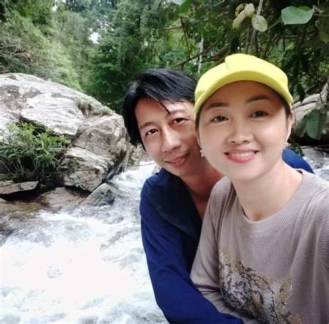 បងហុង លក់របស់ញ៉ាំ