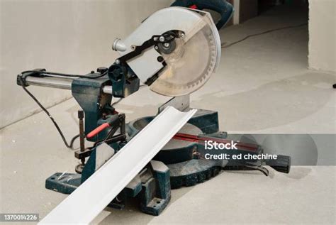 날카로운 회전 디스크 새로운 주각 목공 기계 리노베이션 및 건설을위한 장비와 원형 톱 0명에 대한 스톡 사진 및 기타 이미지 0명 강철 개선 Istock