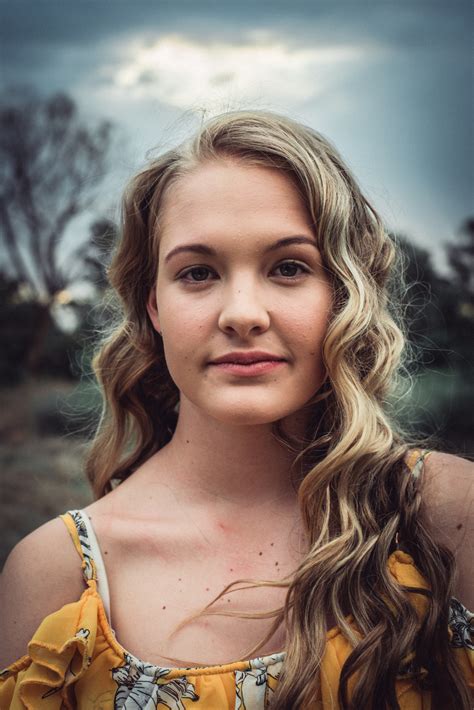 무료 이미지 얼굴 금발 아름다움 헤어 스타일 노랑 미소 긴 머리 눈 말뿐인 초상화 사진술 갈색 머리 인물 사진 모델 햇빛 사진 촬영 플래시