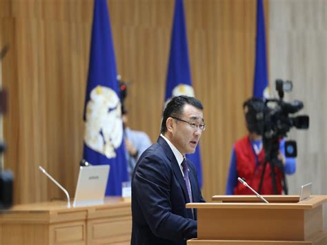 Засаг дарга Д Сумъяабазар үе үеийн НИТХ ын төлөөлөгч удирдлагуудад талархал илэрхийллээ Isee Mn