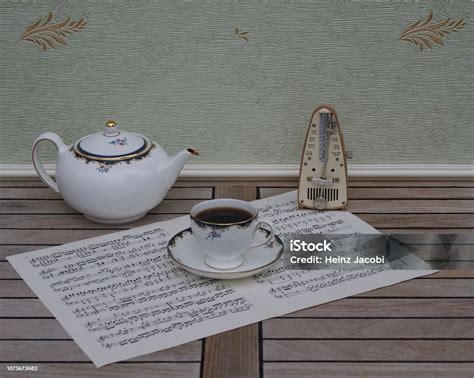영어 찻잔 접시 및 주전자 괜 찮 아 요 뼈 중국 도자기와 음악에 음악에 대 한 메트로놈 0명에 대한 스톡 사진 및 기타 이미지 0명 다도 독일 Istock