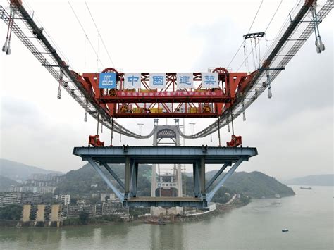 国内跨度最大公轨两用悬索桥首节钢桁梁成功架设 中国交通网 Traffic in China
