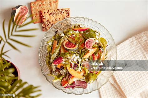 Arugula 곡물 소박한 치즈 바타타 무화과 및 복숭아를 곁들인 이탈리아 지중해 샐러드 건강한 저녁 식사 신선한 채식주의 자 샐러드 건강한 식생활에 대한 스톡 사진 및