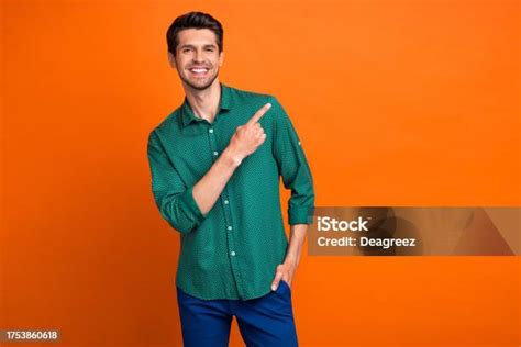 쾌활한 젊은 친절한 남자의 사진은 녹색 유행 셔츠를 입고 손가락 모형 광고 판매를 주황색 배경에 고립 표시 25 29세에 대한 스톡 사진 및 기타 이미지 Istock
