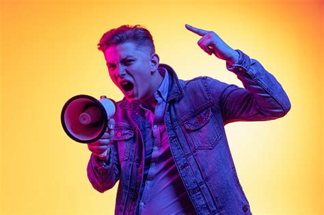 네온 빛 필터에 오렌지 배경에 고립 된 캐주얼 옷에 젊은 잘 생긴 남자를 비명 감정 아름다움 패션의 개념 18 19세에 대한 스톡 사진 및 기타 이미지 Istock