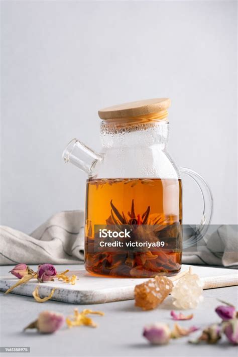 뜨거운 향기로운 공예 꽃 차의 유리 주전자와 컵과 마른 장미 꽃 봉오리 설탕 0명에 대한 스톡 사진 및 기타 이미지 0명 개화기 건강한 식생활 Istock