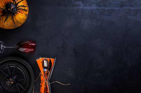 할로윈 호박과 두 개의 검은 무서운 거미와 접시 냅킨에 칼과 검은 배경에 붉은 피 묻은 얼룩유리 할로윈 개념 복사 공간 연회에 대한 스톡 사진 및 기타 이미지 Istock