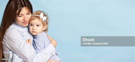 전단 아름다운 행복한 여자와 작은 아이 어머니와 딸이 파란색 배경에 고립 된 스튜디오 샷 어머니의 날 축하 가족 어린 시절의 개념 2 3 살에 대한 스톡 사진 및 기타