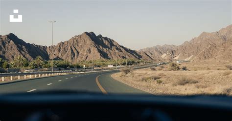 산을 향해 구불구불한 길을 따라 운전합니다 사진 Unsplash의 무료 이미지