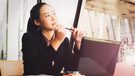 Trial Attorney Shares His Tiny Secret For Giving Feedback People Actually Listen To Yourtango