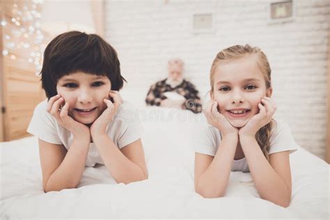 Nonno Nipote E Nipote A Casa Il Nonno Sta Dormendo Fotografia Stock Immagine Di Padre