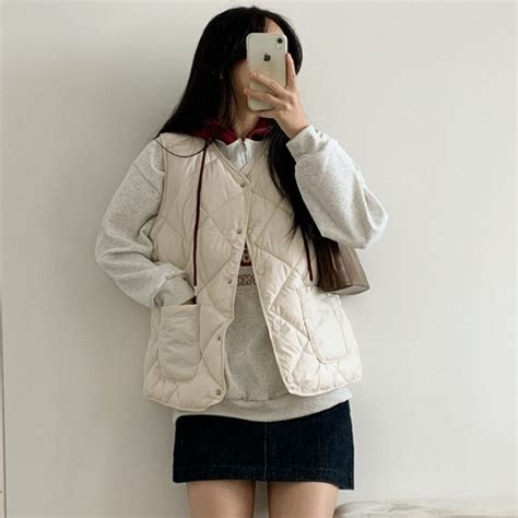 럽스 히트패딩조끼 따스한 누빔 패딩으로 보온성이 좋아 레이어드로 코디하기 편한 포켓 디자인의 버튼 패딩 조끼