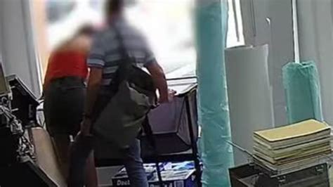 Hombre Que Grababa Bajo La Falda De Mujeres Con Una Cámara Oculta En Su