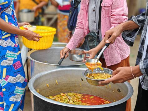 ဆားလင်းကြီးရှိ ရက်ရှည်စစ်ရှောင်စခန်း ၃ နေရာတွင် ထမင်း ၁ နပ်လှူဒါန်း Bur Mizzima Com