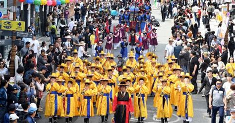 화려한 행렬 돌아온다조선통신사 축제 4년 만에 정상화종합