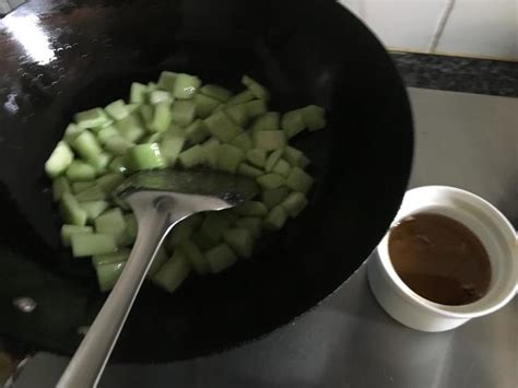 切黃瓜的時候只要去掉這一點簡單的清炒黃瓜就色香味俱全了 每日頭條