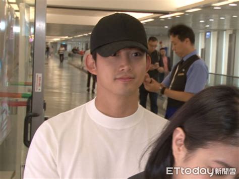 Eng Trans 2pm Ok Taecyeon Arrives In Taiwan Wearing A Plain White