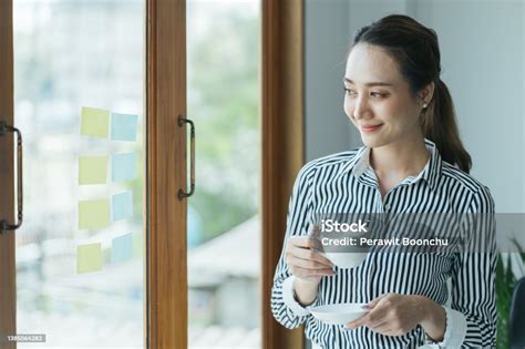 커피 컵 유리 벽에 스티커 노트와 사무실에서 일하는 아시아 여성 가구에 대한 스톡 사진 및 기타 이미지 가구 갈색 거리가 먼 Istock