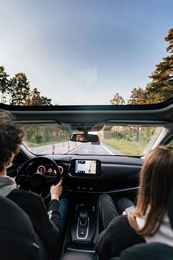 사람들은 실내에서 자동차 남자를 운전하는 차량 아름다운 여자 근처 여행 사진 여행 및 관광의 휴가 사진을위한 개념 25 29세에 대한 스톡 사진 및 기타 이미지 Istock