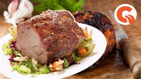 Как запечь свинину в духовке к Новому году