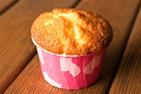 나무 테이블에 맛 있는 신선한 컵 케 익 당신의 손으로 조리의 개념 0명에 대한 스톡 사진 및 기타 이미지 0명 단일 객체 달콤한 음식 Istock