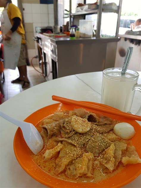 青蛙生活點滴 Froggys Bits Of Life 咖哩豬腸粉 Curry Chee Cheong Fun And 薏米水 Barley 真开心茶餐室 Restoran Happy