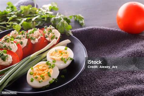 절반 녹색 토마토 양파와 계란을 삶은 회색 나무 테이블에 검은 접시에 야채와 함께 뿌 렸 다 0명에 대한 스톡 사진 및 기타 이미지 Istock