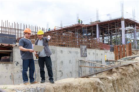 건설 현장에서 작업하는 엔지니어 및 건축가의 건설 개념 건설 산업에 대한 스톡 사진 및 기타 이미지 건설 산업 건설 장비 건설 현장 Istock