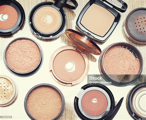 세트마다 메이크업 기초 제품 다양한 톤 질감을 아우르는 우주입니다 메이크업 화장품에 대한 스톡 사진 및 기타 이미지 메이크업 화장품 파우더 콤팩트 0명 Istock