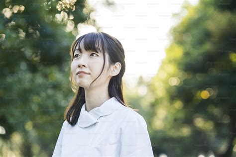 흰 코트를 입은 여성간호사 치과위생사 일반 미용실 등의 의료 영상 사진 Unsplash의 사람 이미지