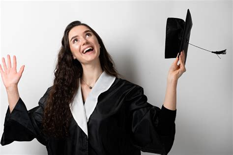 검은 색 졸업 가운과 흰색 배경에 모자 석사 학위를 가진 대학원 소녀 거리 학습 온라인 집에서 공부 대학을 졸업 공부에 대한 스톡 사진 및 기타 이미지 Istock