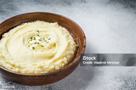 삶은 감자 퓌레 으깬 감자를 나무 접시에 담았습니다 흰색 배경입니다 맨 위 보기입니다 복사 공간 감자 요리에 대한 스톡 사진 및 기타 이미지 Istock