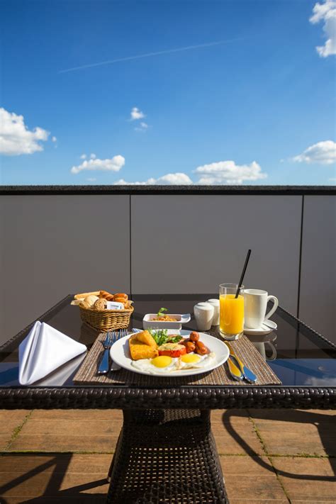 갈색 나무 테이블에 노란색 세라믹 머그잔 사진 Unsplash의 무료 화창한 날 이미지