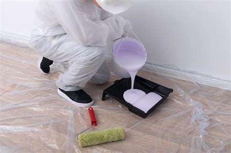 보호복을 입은 화가가 양동이에서 페인트를 목욕으로 부어 브러쉬와 롤러에 발라주세요 Diy에 대한 스톡 사진 및 기타 이미지 Diy 개선 디자인 Istock