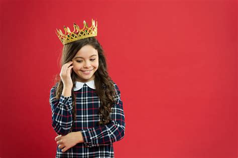 국제 어린이의 날 어린 시절의 행복 행복한 어린 소녀 아름다움과 패션 작은 아이 패션 완벽한 머리를 가진 작은 소녀 아이 복사