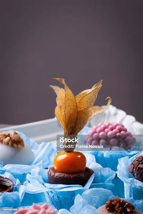 거울 트레이에 미식가 여단의 다양한 유형 응축 된 우유와 초콜릿브라질에서 전형적인 달콤한 물리에 대한 하이라이트 거친 필름 효과에 대한 스톡 사진 및 기타 이미지 Istock