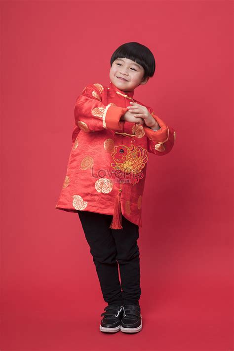 새해에 새해 소품을 들고 있는 꼬마 사진 무료 다운로드 Lovepik