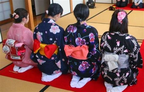 求图片日本女人穿白袜子加穿木屐只露脚的照片 图 有生活中女人白袜子的照片啊